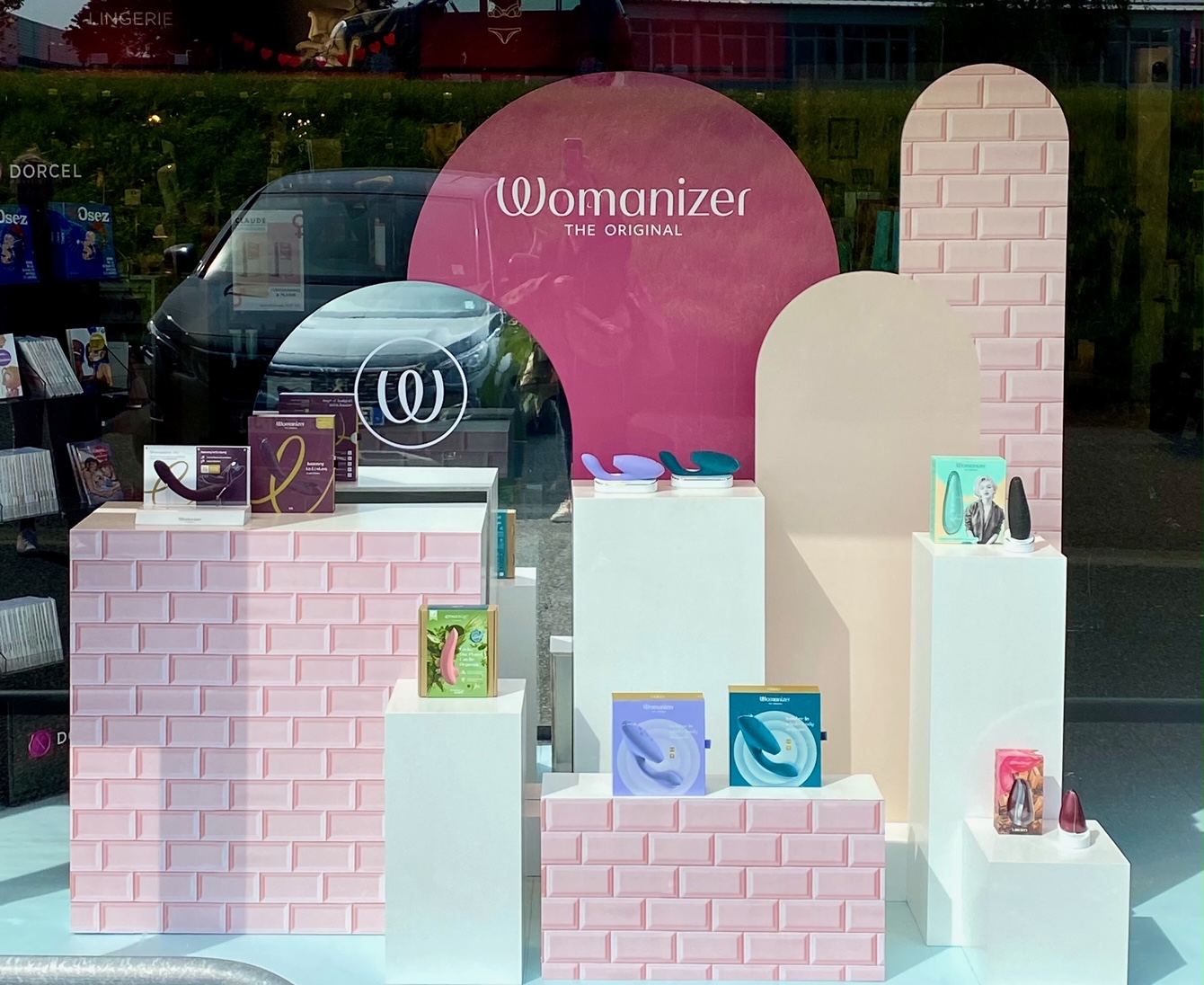 Atc groupe réalise les vitrines pour wow tech group